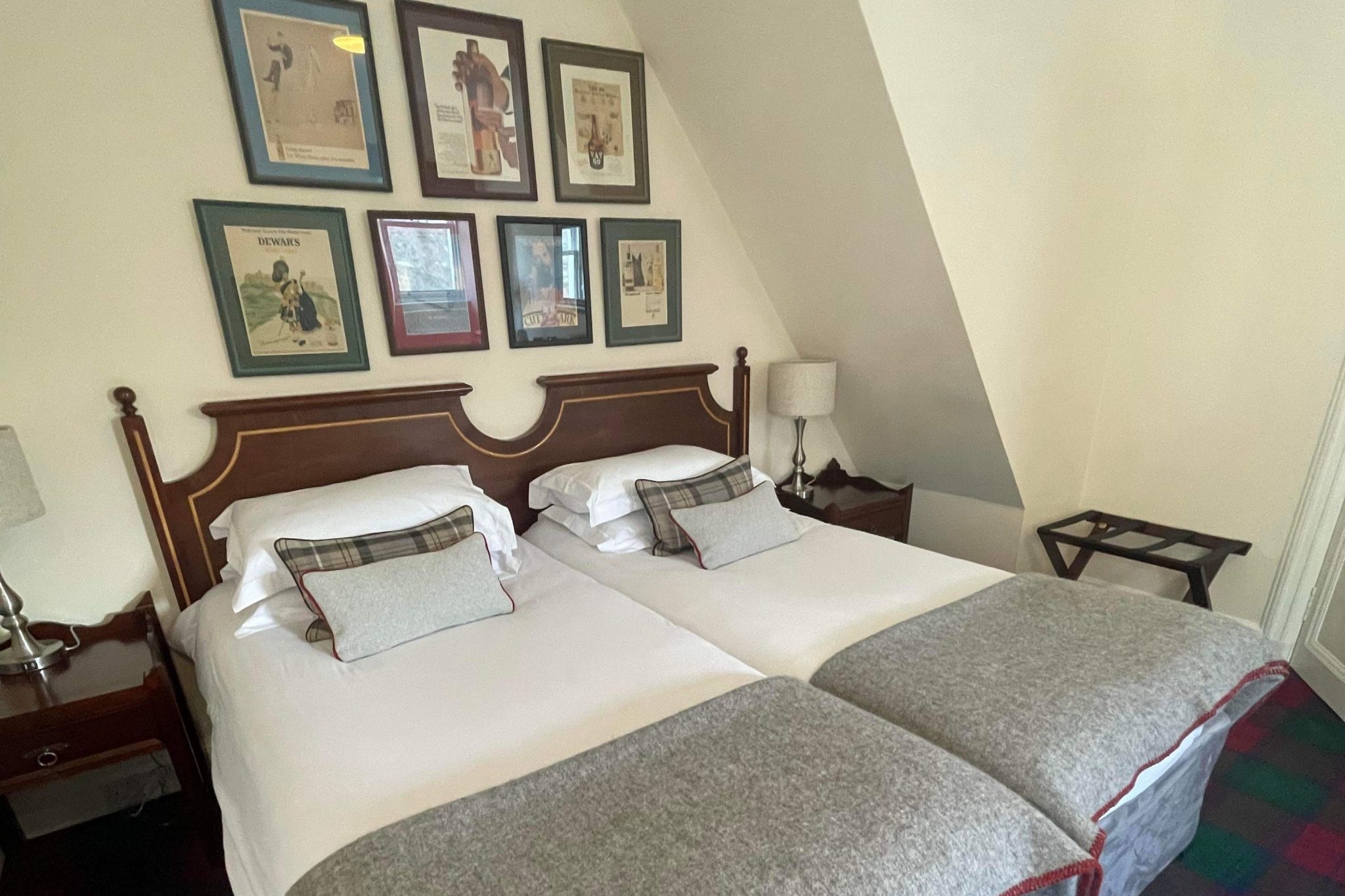 Rooms and Tariff – Welcome to The Highlander Inn at the centre of the ...